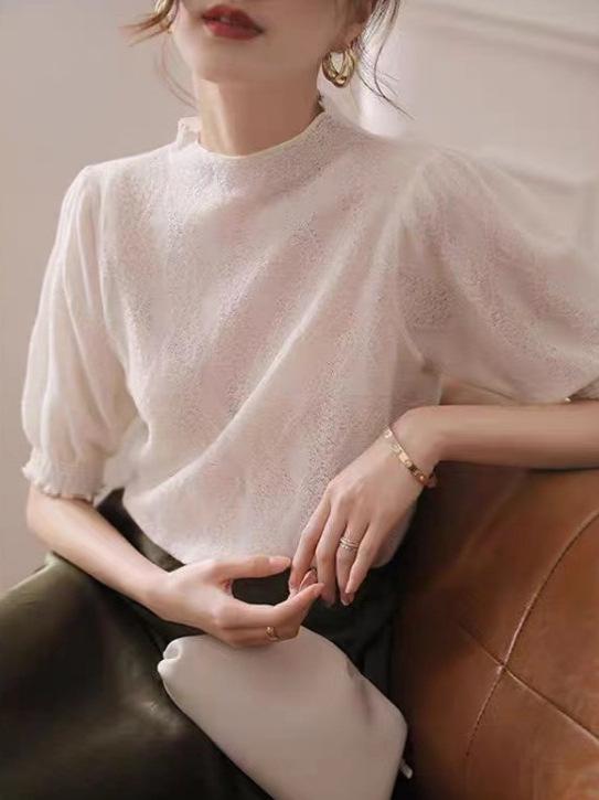 ・主な素材: ポリエステル70-80%、レーヨン30-50%・柄: 無地・厚み: 薄手・セット: 単品・シルエット: 標準・袖型: パフスリーブ・ネックライン: スタンドカラー・袖丈: 三分袖・流行要素: クロシェ・着丈: 普通(50cm&...