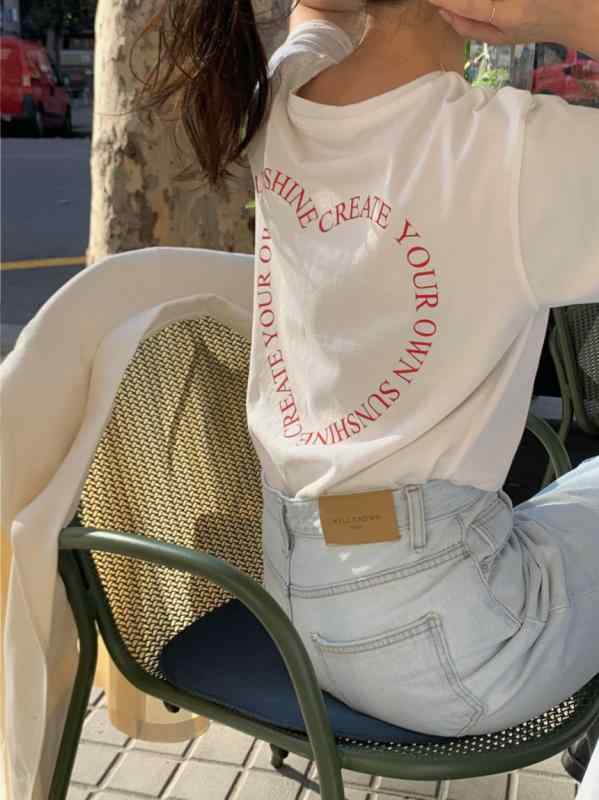 ・カテゴリ: Tシャツ・スタイル: 韓系風・主な素材: その他・柄: プリント・袖丈: 短袖・ネックライン: クルーネック・カラー展開: 赤、緑、黒・サイズ展開: 均一サイズ
