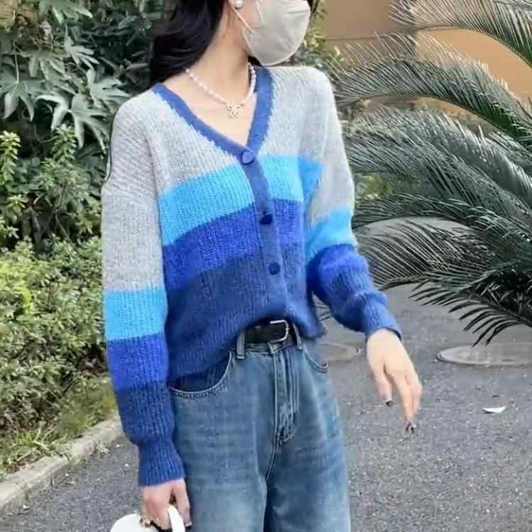 ・カテゴリ: 毛衣・スタイル: 復古風、清新甜美・主な素材: 氨纶30-50%、涤纶30-50%、鹿毛绒・柄: 拼色・袖丈: 長袖・袖型: 常规袖・流行要素: 針織、撞色、紐扣・衣長: 普通款(50cm<衣長≤65cm)・技法: 針織...