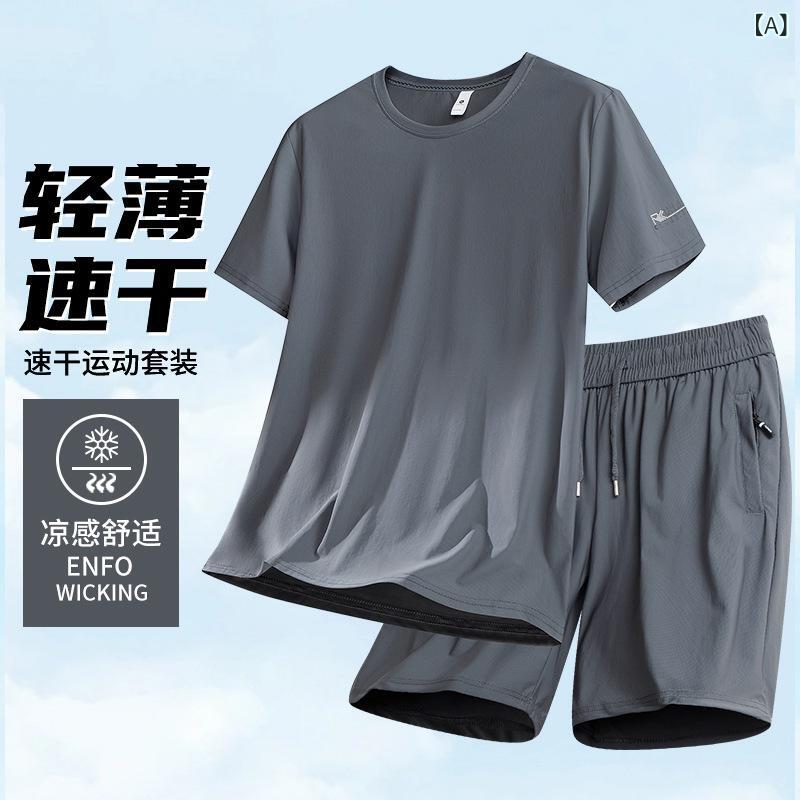 ・カテゴリ: 男式休闲套装・スタイル: 运动・厚さ: 薄款・パンツ丈: 短裤・上衣スタイル: T恤・袖丈: 短袖・フード: なし・主な素材: 化纤类混纺・主素材成分: 锦纶/尼龙80%・使用シーン: 休闲・カラー展開: 深灰套装, 黒色套装...