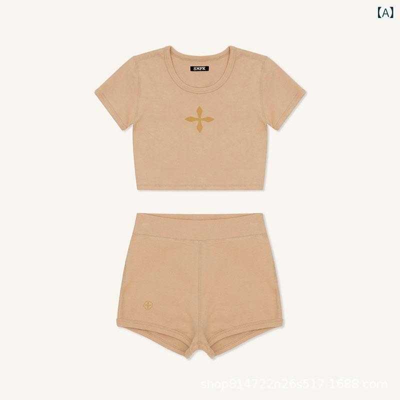 ・カテゴリ: 休闲套装・スタイル: 清新甜美、少女风・主な素材: 棉90-95%・カラー展開: 小麦色・サイズ展開: S、M、L・パンツ丈: 三分裤・袖丈: 三分袖・袖型: 常规袖・流行要素: 做旧・加工: 印花・セットスタイル: 裤套装