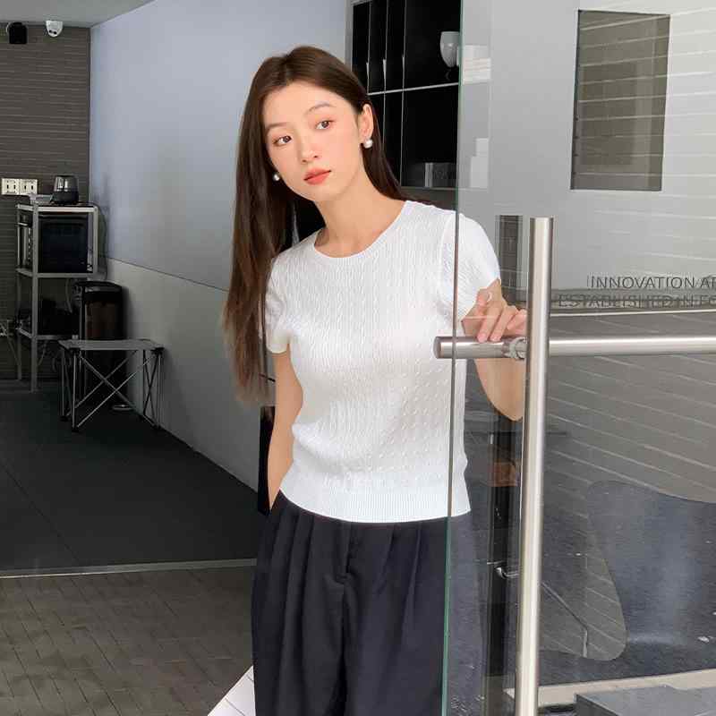 ・カテゴリ: Tシャツ・スタイル: 日韓カジュアル、簡約風・主な素材: 粘纖50%～70%・袖丈: 短袖・衣丈: 普通・ネックライン: 丸首・柄: 無地・カラー展開: 白色、黒色・サイズ展開: S、M、L