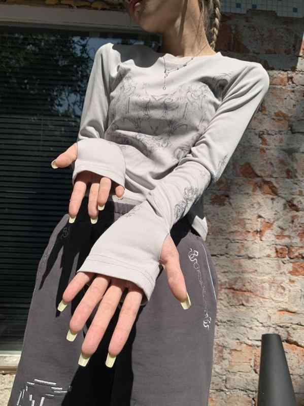 ・カテゴリ: Tシャツ・スタイル: 街頭カジュアル・主な素材: ポリエステル95%以上・柄: 字母プリント・袖丈: 長袖・ネックライン: ラウンドネック・フィット感: ルーズフィット・カラー展開: グレー、ホワイト・サイズ展開: S、M、L
