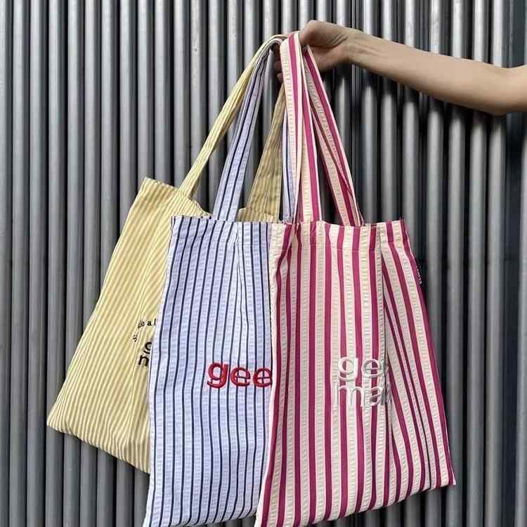 ・カテゴリ: 単肩包・スタイル: ユニセックス・主な素材: 帆布・サイズ: 中・カラー展開: 藍白条紋、梅子色条紋、檸檬黄条紋・寸法: 43*35cm・適用シーン: 日常使い