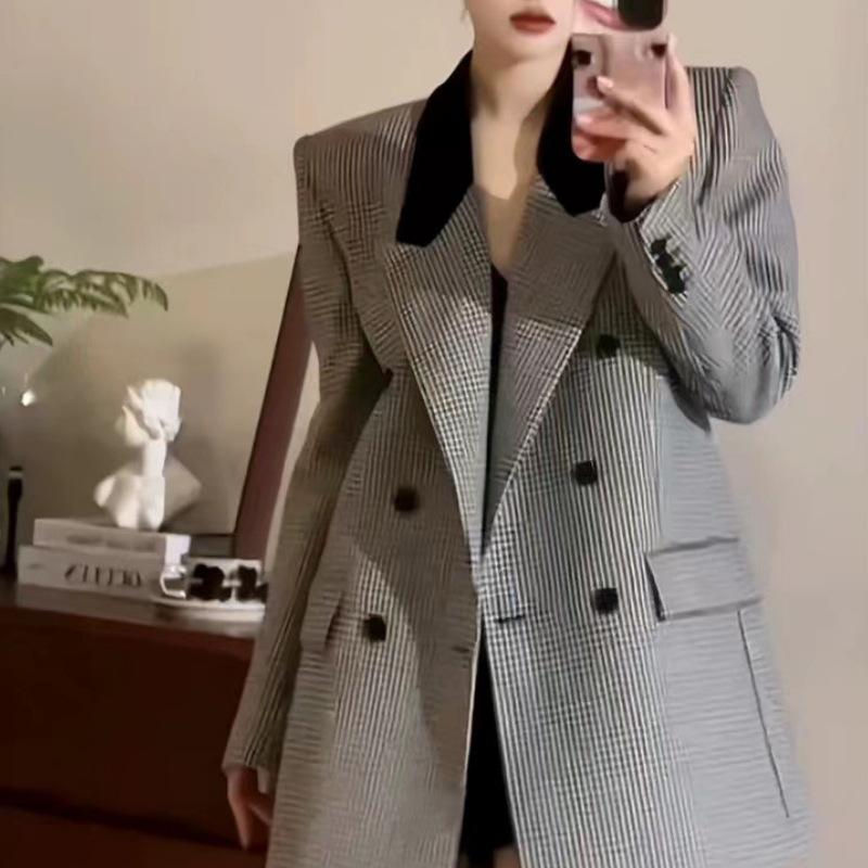 ・柄: 人物・シルエット: ルーズフィット・着丈: 普通・ネックライン: Vネック・袖丈: 長袖・袖型: 標準・流行要素: シークイン・加工: ローランドエッジ・主な素材: ポリエステル・主素材成分: ポリエステル30-50%・カラー展開:...