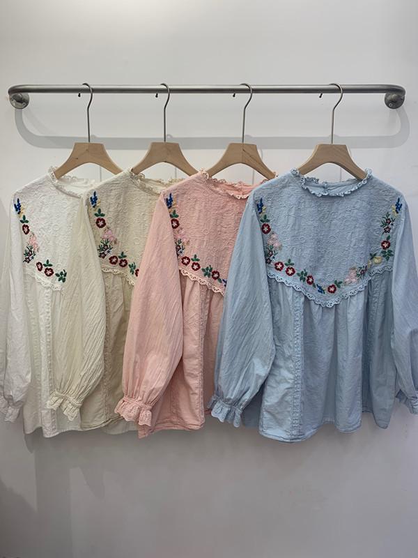 ・カテゴリ: シャツ・主な素材: 綿90-95%・柄: 植物花卉・スタイル: 清新甜美・袖丈: 長袖・袖型: 通常袖・ネックライン: クルーネック・フィット: ルーズフィット・衣丈: 普通・カラー展開: 白色、青、杏色、粉色・サイズ展開: 均一