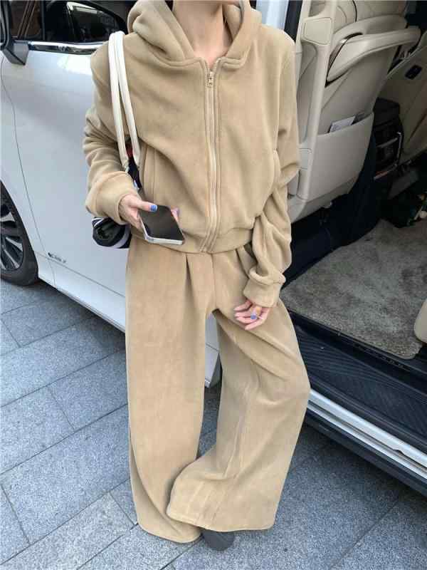 ・スタイル: 通勤風・カテゴリ: 休闲套装・セット内容: 裤套装・カラー展開: 緑、浅咖、深咖・サイズ展開: S、M、L、XL・パンツ丈: ロング・袖丈: 長袖・袖型: 常规袖・柄: 無地・流行要素: ジッパー・主な素材: 340g双面奥粒...