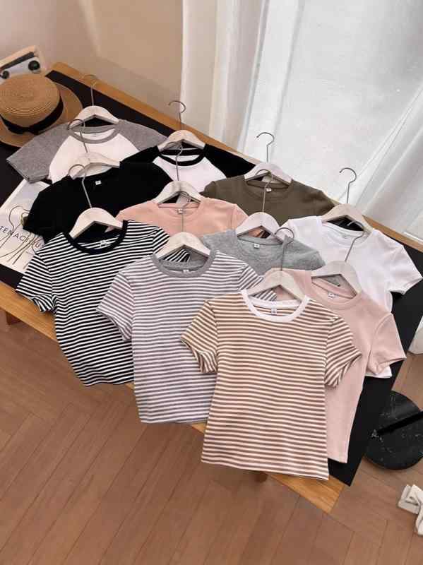 ・カテゴリ: Tシャツ・主な素材: 綿90-95%・柄: 条紋撞色・スタイル: 通勤風・袖丈: 短袖・衣丈: 短款・ネックライン: クルーネック・袖型: 常规款・版型: 修身型・カラー展開: 米色条紋、灰色条紋、灰色、黒色、水粉色、粉色、白...