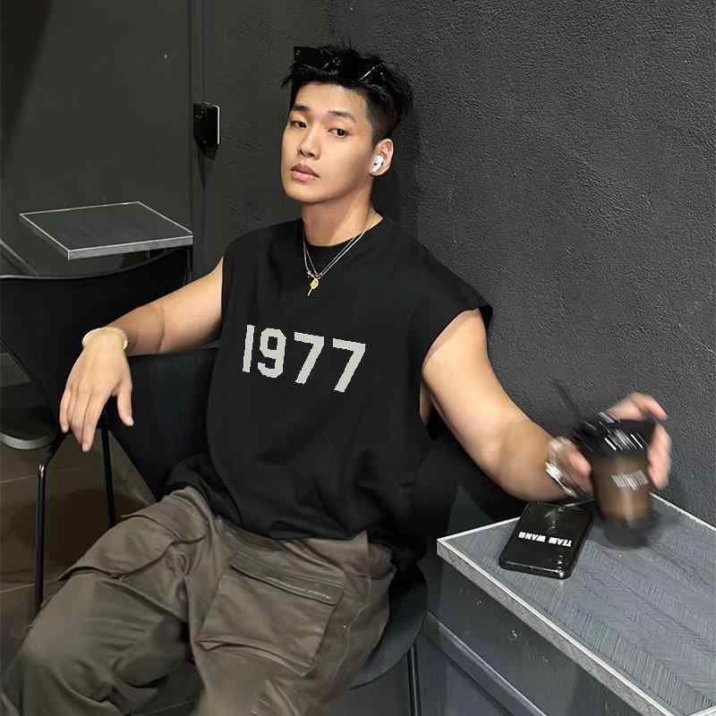 ・カテゴリ: Tシャツ・ベスト・スタイル: ストリート・シルエット: ルーズ・柄: 英字・主な素材: 綿95%・着用シーン: カジュアル・加工: 形態安定加工・デザイン詳細: プリント・裾のデザイン: 共布裾・カラー展開: 1977タンクト...