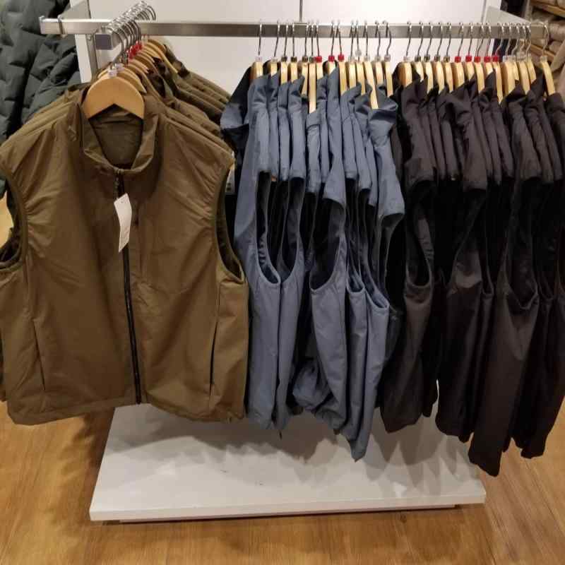 ・カテゴリ: ダウンベスト、中綿ベスト、裏起毛ベスト、ワークベスト・スタイル: その他・フィット感: ルーズフィット・ネックライン: スタンドカラー・フード: フードなし・厚み: 薄手・柄: 無地・主な素材: 兔毛・カラー展開: ブラック、...