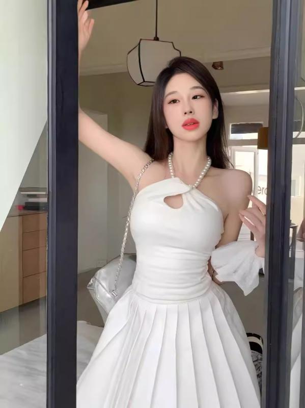 ・スタイル: セクシー・シルエット: スリムフィット・着丈: 超短め（40cm以下）・デザイン: バックレス・素材: ポリエステル・カラー展開: ホワイト、ブラック・サイズ展開: フリーサイズ・伸縮性: ややあり・ストラップ: ホルターネッ...