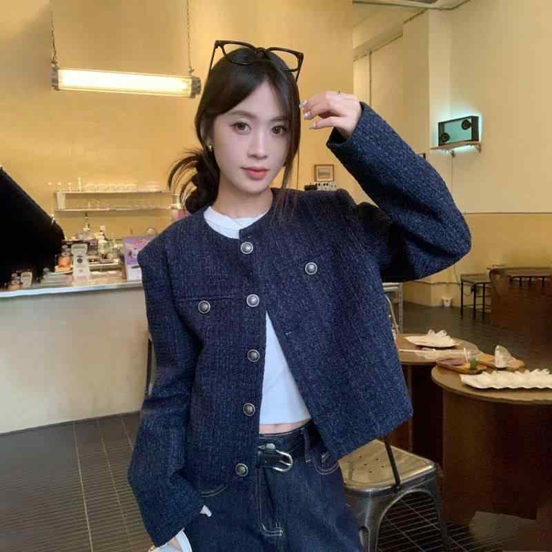 ・カテゴリ: ジャケット・素材: ポリエステル95%以上・シルエット: ルーズフィット・構成: 単品・生地の厚さ: 普通・着丈: ショート丈（40cm超、50cm以下）・袖丈: 長袖・袖の種類: レギュラースリーブ・ネックライン: クルーネ...