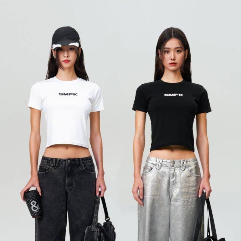 ・カテゴリ: Tシャツ・スタイル: キュート・主な素材: 綿95%以上・ネックライン: クルーネック・袖丈: 半袖・袖型: レギュラースリーブ・シルエット: スリムフィット・着丈: ショート丈（約40cm超〜50cm以下）・柄: ロゴ・加工...