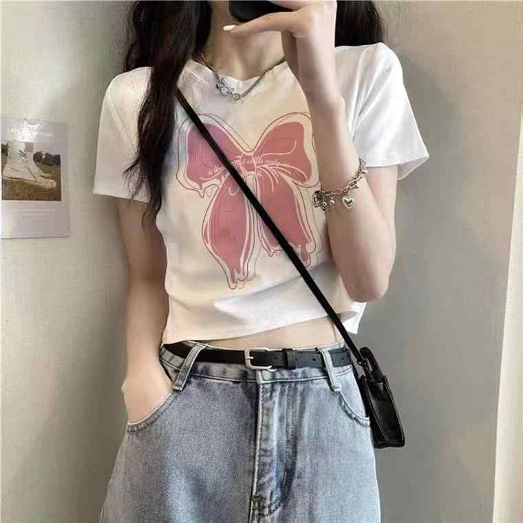・カテゴリ: Tシャツ・スタイル: 姫系、快適カジュアル・主な素材: ポリエステル95%以上・ネックライン: クルーネック・袖丈: 半袖・柄: リボン、プリント・シルエット: スリムフィット・着丈: ショート丈（約40cm超〜50cm以下）...
