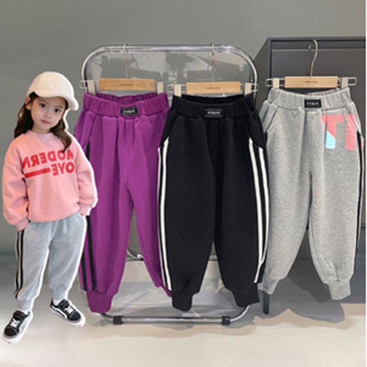 ・スタイル: 韓国風・カテゴリ: キッズパンツ・素材: 綿70%・パンツ丈: 長ズボン・対象年齢: 中小童(3~8歳、100~140cm)・デザイン: カジュアルパンツ・柄: 無地・テーマ: スポーツ・カラー展開: パープル、グレー、ブラッ...