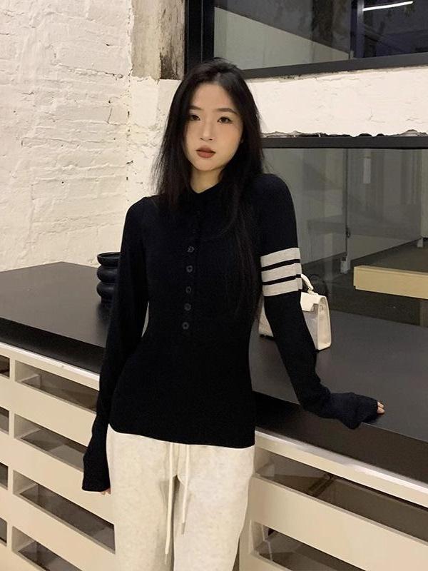 ・カテゴリ: Tシャツ・主な素材: ポリエステル・柄: ボーダー/チェック・スタイル: プルオーバー・袖丈: 長袖・クラフト: プリーツ加工・シルエット: スリムフィット・着丈: レギュラー丈(50cm超65cm以下)・ネックライン: スタ...