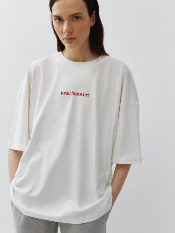 ・カテゴリ: Tシャツ・スタイル: カジュアル・主な素材: 綿95%以上・ネックライン: クルーネック・袖丈: 半袖・袖型: レギュラースリーブ・柄: アルファベット・デザイン: プルオーバー・シルエット: ルーズフィット・着丈: ミディア...