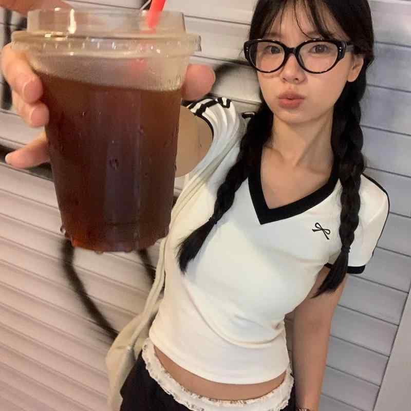 ホワイト V ネック ショルダー 半袖 T シャツ レディース 夏 新作 韓国 スタイル 小柄な スリムウエストガーリー トレンドスタイルショートトップ商品番号: JYYZZRRJ-3883生地名: ニット生地主な生地の構成: ポリエステル...