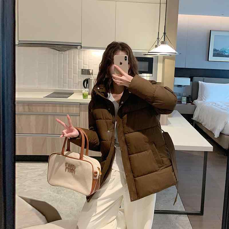 ・カテゴリ: 棉服・中綿素材: ポリエステル綿・生地名: メモリー生地・主な素材: ポリエステル95%以上・着丈: 普通丈(50cm超65cm以下)・袖丈: 長袖・シルエット: ルーズフィット・ネックライン: フード付き・毛皮の襟: なし・...