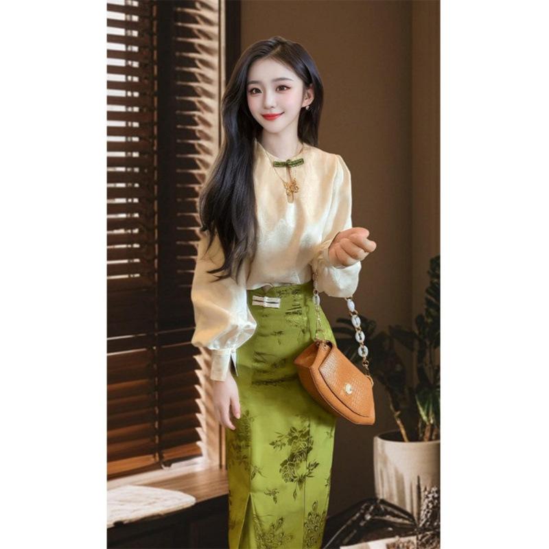 ・カテゴリ: カジュアルスーツ、スカートスーツ・柄: 無地・スカート丈: ロング丈・デザイン: パッチワーク、切り替え・主な素材: ポリエステル95%以上・カラー展開: アプリコットシャツ+グリーンハーフスカート・サイズ展開: M、L、XL...