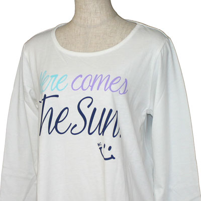 商　品：555092 カラー：オフホワイト(OWT) 素　材：綿60％、ポリエステル40％ サイズ：M-size バスト：79〜87cm 肩　幅：35.0cm 袖　丈：59.0cm 着　丈：68.0cm サイズ：L-size バスト：86〜...