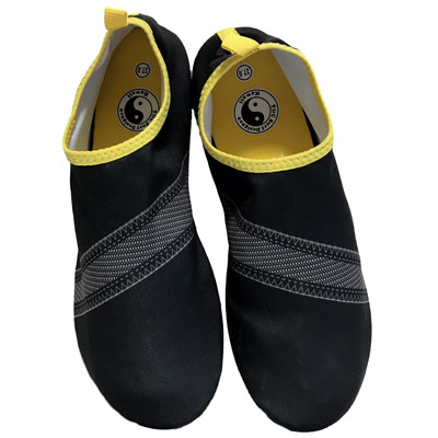 海、川などで、足をケガから守るシューズです。 商　品：TCL0162 カラー：ブラック 素　材：アッパー　ポリエステル、底材　合成底 水中でも脱げにくくするため、履き口は狭くなっております。 また、素材が薄めな為、サイズはピッタリ目をお勧め...