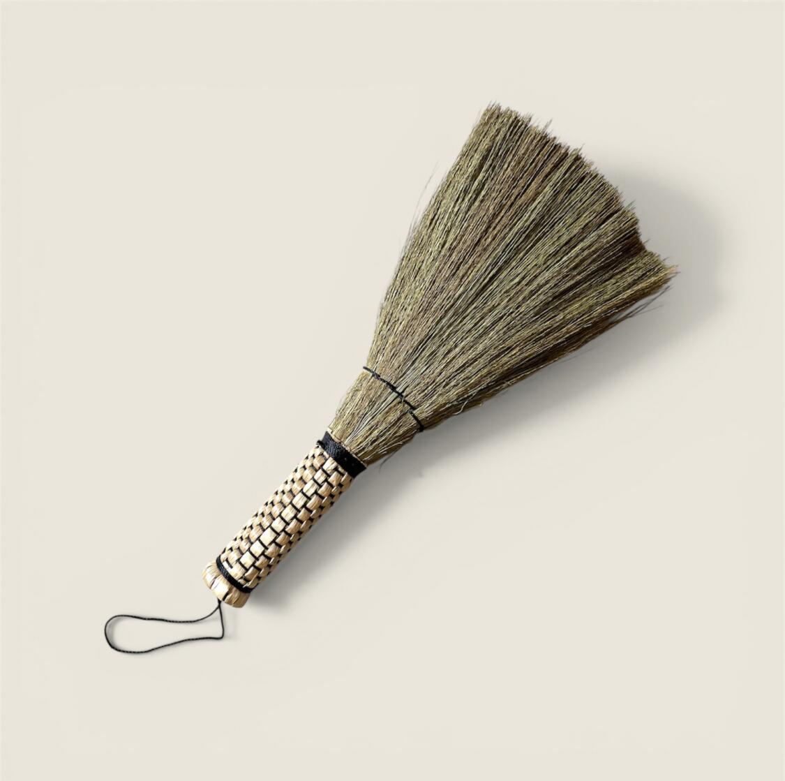 商品情報素材い草サイズ全長23〜27cm（黒紐の長さを除く）注意事項※使用時にい草が多少抜け落ちる可能性がございます。※ハンドメイドの商品のため個体差がございます。そのため、商品によって全長も異なりますのでご了承ください。配送配送時は箱を折...