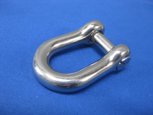 ステンレス沈みシャックルCS-7です。太さ7ミリ、全長48ミリ、幅30ミリです。