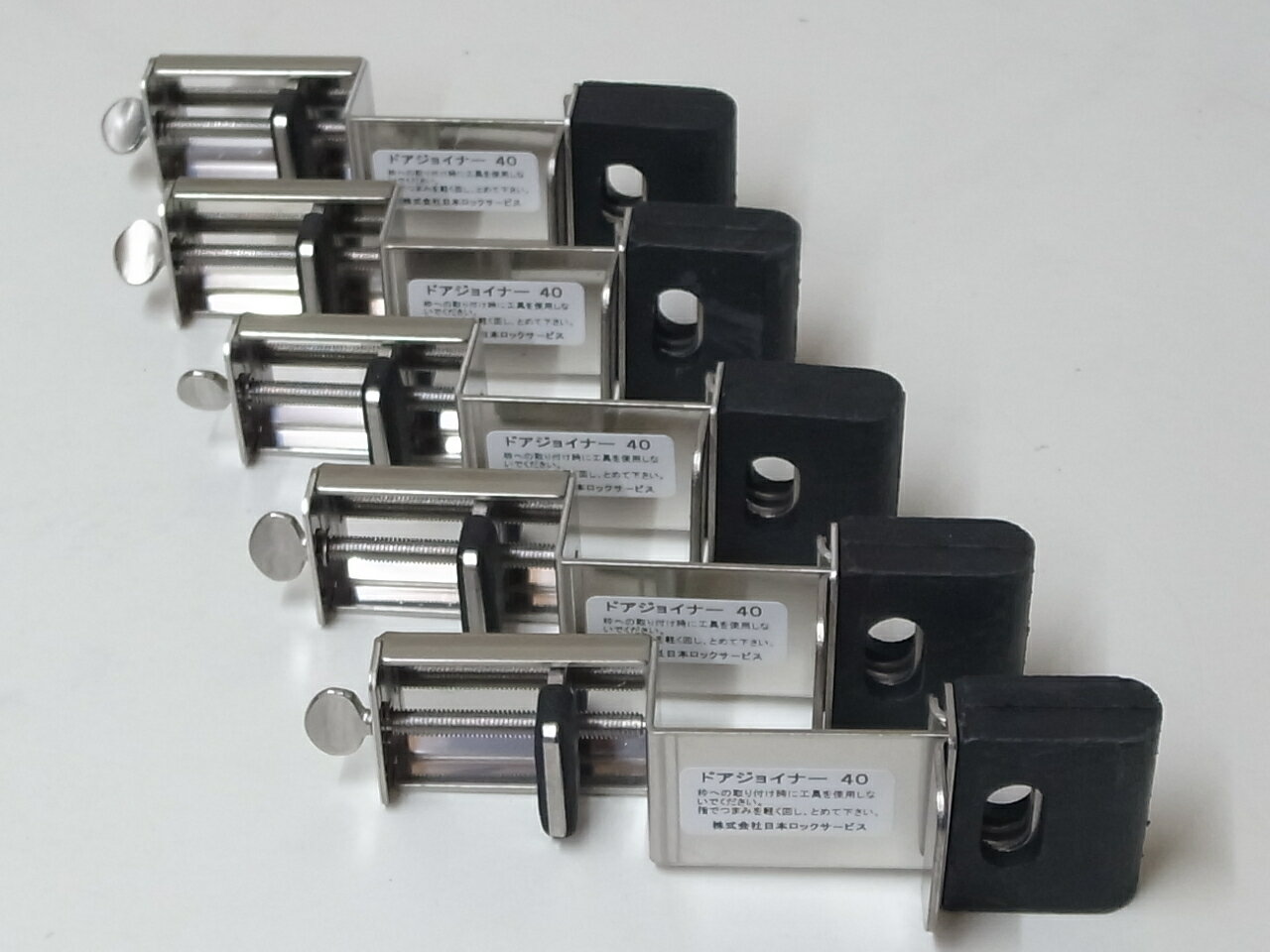 ドアジョイナー40ミリ用の単品のみ5個マトメの特価商品です。ドアの戸当たり部分の厚みは1ミリ〜40ミリに対応、扉の厚みは40ミリに対応しております。(一般枠用)ドアジョイナー40単品のみ5個マトメ特価セット【1個あたり2478円（税別）】 ...