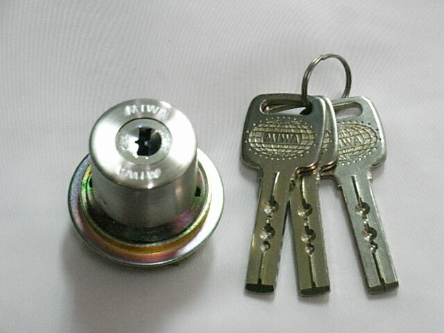 ミワロックTE0の取替用として、ミワロック社から発売されているマグネットキータイプのシリンダーです。色はシルバー色(ステン色)で、子鍵は3本ついています (更に追加のコピーキーがご入用の場合はこちらへお願いいたします)。 ご注意下さい！！ ...