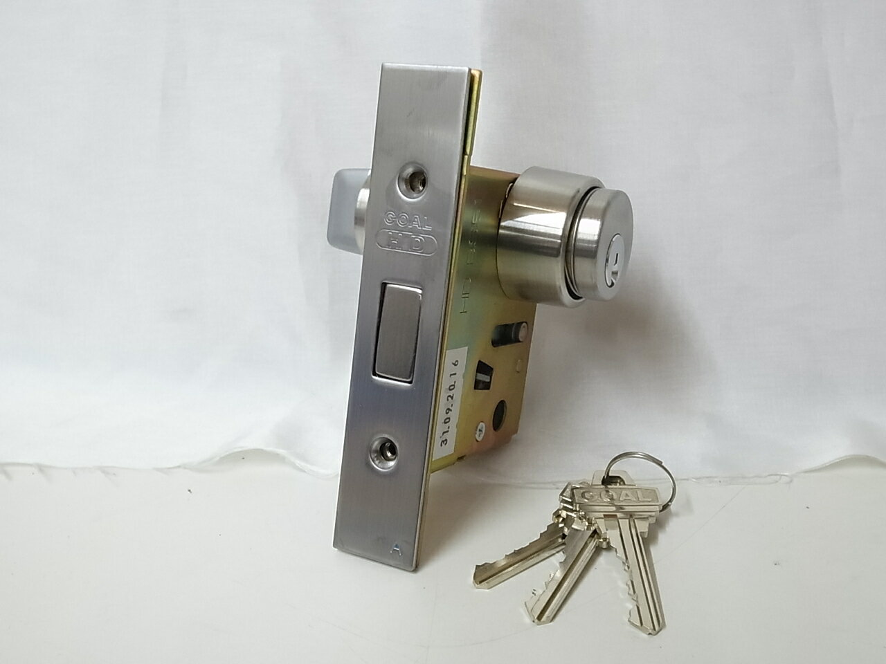 ゴール社本締錠P-HD-5です。バックセット38,51,64ミリ戸厚29ミリ〜43ミリ、純正キー3本付 (更に追加のコピーキーがご入用の場合はこちらへお願いいたします)。シリンダーとサムターンの組み合わせです。 フロントプレートサイズはタテ...