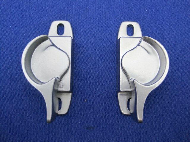 KCクレセント020番です。 全長64ミリ、ビスピッチ50ミリです。 左右の勝手がありますので、図を見てご確認の上、ご注文時にお選びください。(2枚合わせの真ん中につく場合はほとんどが右勝手です。)KCクレセント020番(KC-20)（KC...