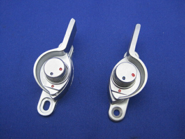 KCクレセント028番です。 全長58ミリビスピッチ45ミリです。 左右の勝手がありますので、図を見てご確認の上、ご注文時にお選びください。(2枚合わせの真ん中につく場合はほとんどが右勝手です。)KCクレセント028番(KC-28)(KC2...