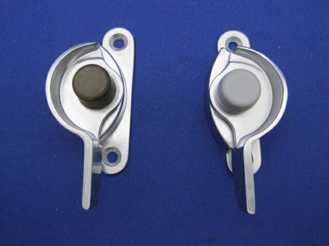 KCクレセント008番です。 全長65ミリ、ビスピッチ50ミリです。 左右の勝手がありますので、図を見てご確認の上、ご注文時にお選びください。(2枚合わせの真ん中につく場合はほとんどが右勝手です。)KCクレセント008番(KC-8)（KC8...