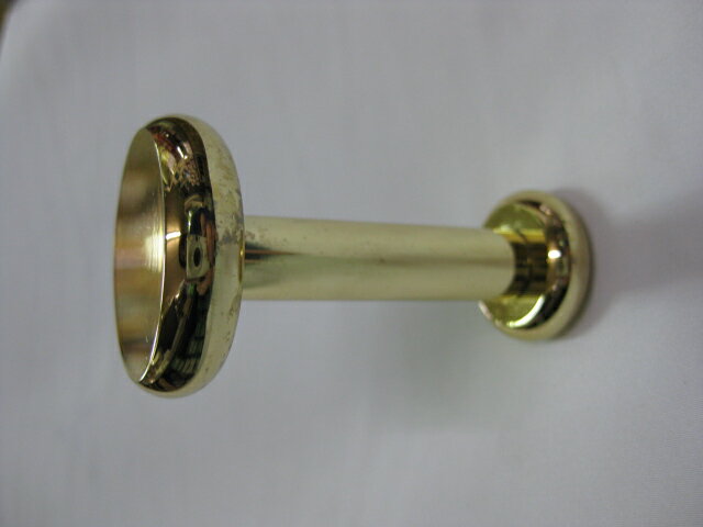 ロイヤルのフックLTR-32 60ミリ ゴールド色です。全長59ミリ、軸芯の直径10ミリ、フック頭部の直径32ミリ、台座部分の直径22ミリです。