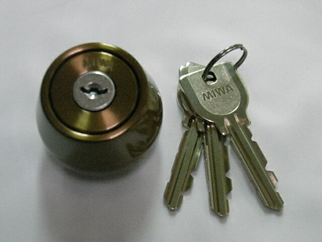 ミワロックU9シリンダーを装着したLZ2用取替シリンダーブロンズ色(茶色)です。シリンダー裏のビスピッチは18ミリになっています。 コカギ3本付 (更に追加のコピーキーがご入用の場合はこちらへお願いいたします)。