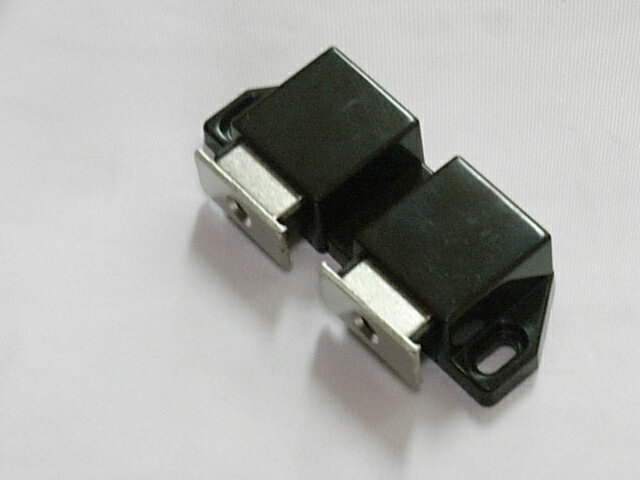 マグネラッチML-30W-BR(茶色)、2連タイプです。 本体寸法75ミリ×26ミリ 厚み16ミリ、ラッチ部のストロークは8ミリです。マグネラッチML-30W-BR(茶色) マグネラッチML-30W-BR(茶色)、2連タイプです。 本体寸法...