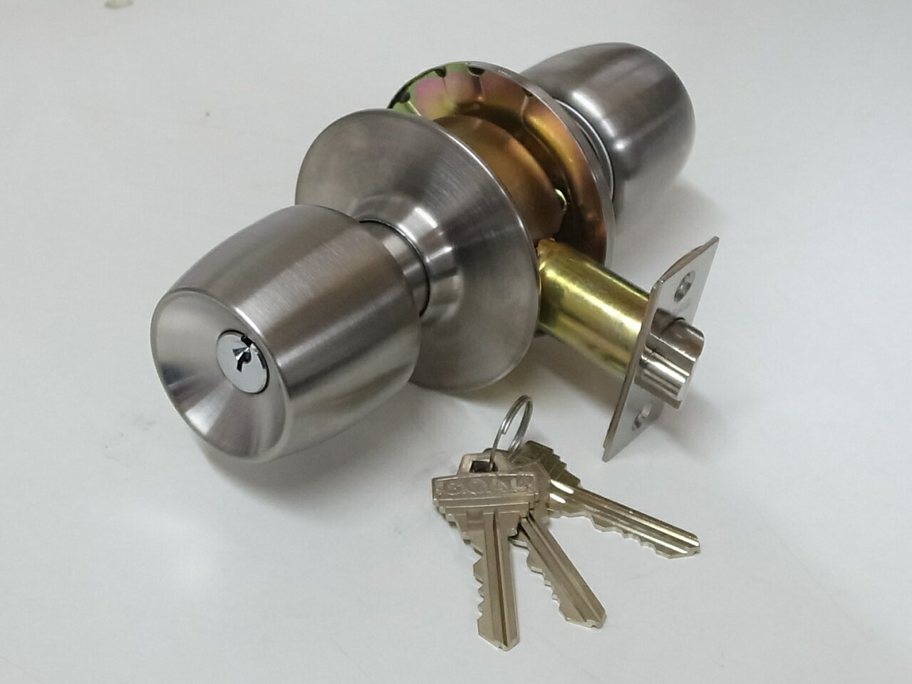 ゴール社から発売されているロック錠(ユニロック錠)USタイプです。6本ピンシリンダー3本カギ付 自動施錠(外側固定ノブタイプ)でバックセット(扉の端からカギの中心までの平行直線距離)は64ミリ (更に追加のコピーキーがご入用の場合はこちらへ...