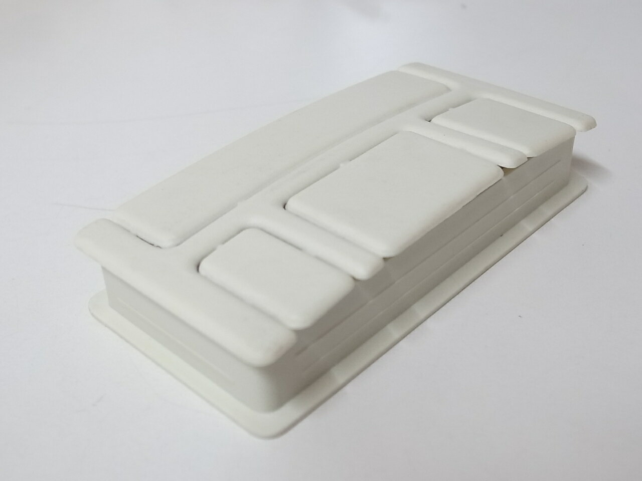 ランプ(スガツネ)配線孔S1015-51Wホワイト色です。上部径104×52ミリ、取付穴径97.5×45.5ミリ。