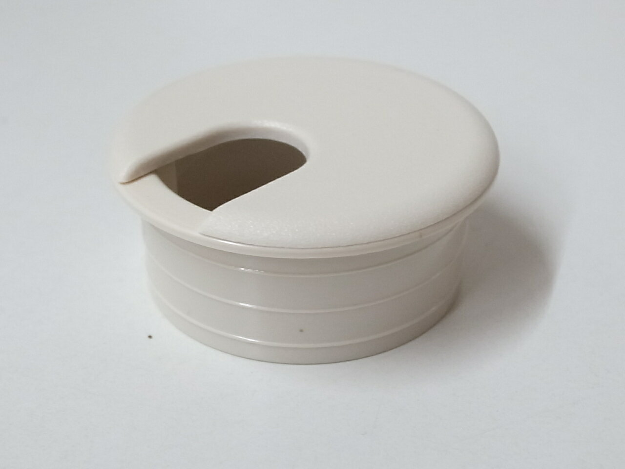 ランプ(スガツネ)配線孔S445CMクリーム色です。上部直径45ミリ、挿入部直径38.8ミリ、取付穴径39ミリ。