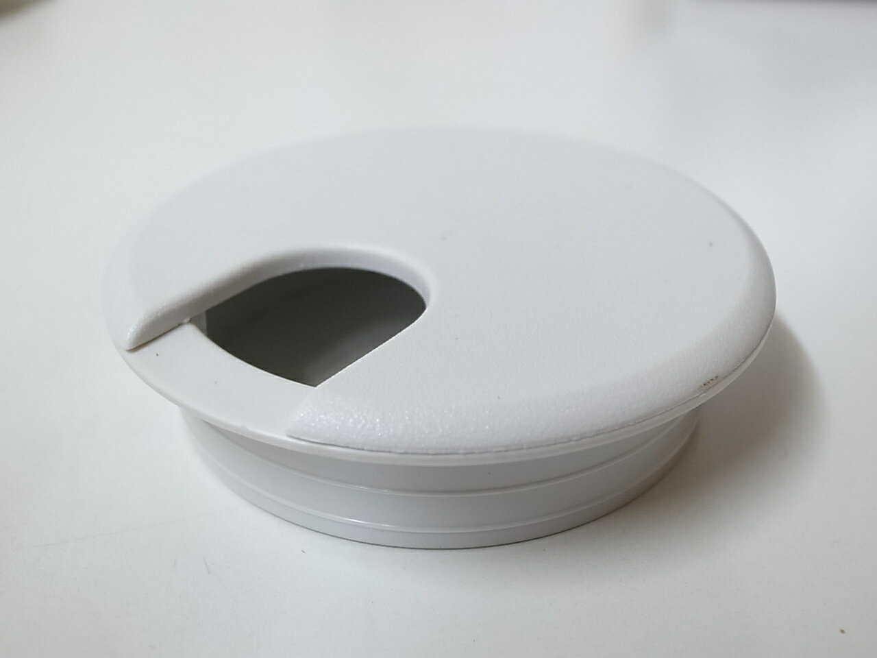 ランプ(スガツネ)配線孔S76Wホワイト色です。上部直径76.5ミリ、挿入部直径64.8ミリ、取付穴径65ミリ。