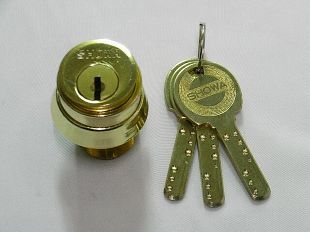 (X)エックスシリンダーを装着したユーシンショウワ社25ミリ取替用シリンダーの金色です。子鍵は3本ついております (更に追加のコピーキーがご入用の場合はこちらへお願いいたします)。シリンダー表面の直径27ミリ、シリンダーの長さ42ミリ、錠ケ...