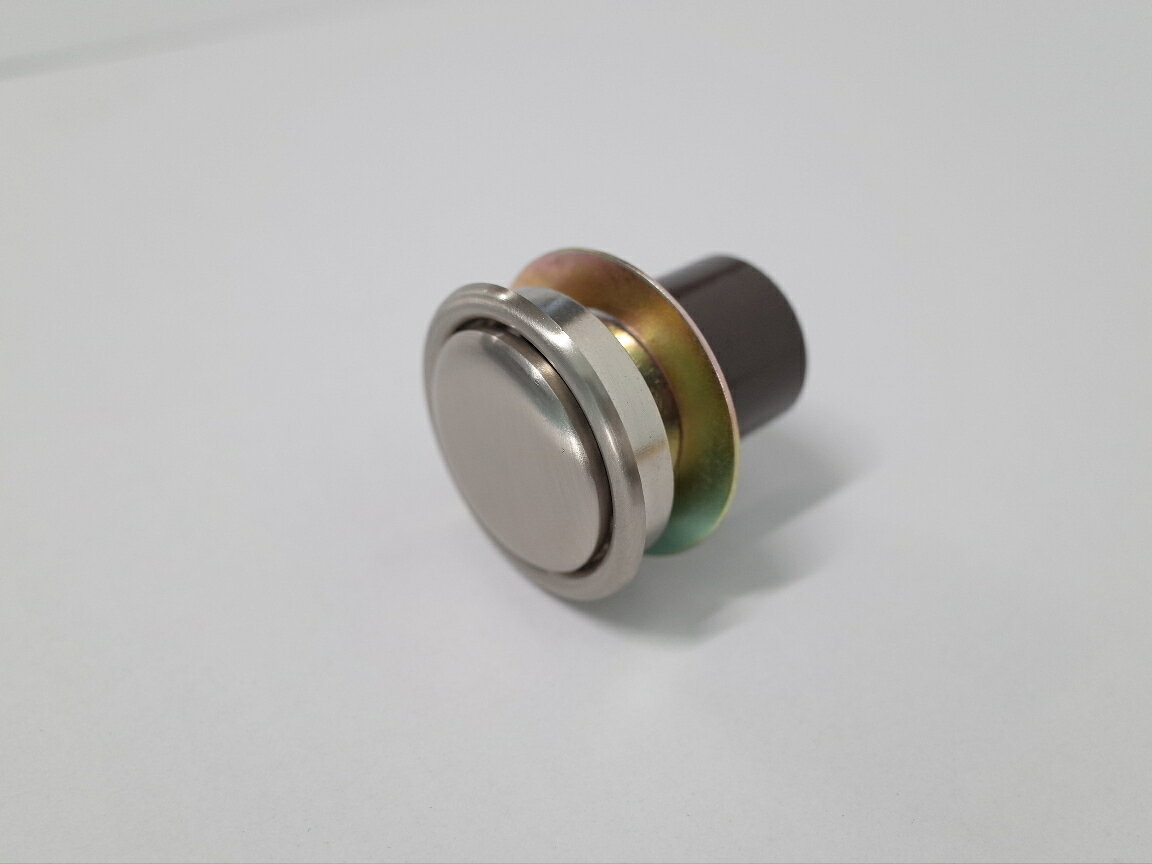 SOWA社製の埋込プッシュツマミWB-415です。色はホワイトブロンズ色になります。　胴体部分の径21ミリ、長さ25ミリ。台座部分の径34ミリ、高さ8ミリ。全長35ミリ（突き出し時は46ミリ）。扉厚20ミリ〜42ミリに対応しております。埋込...