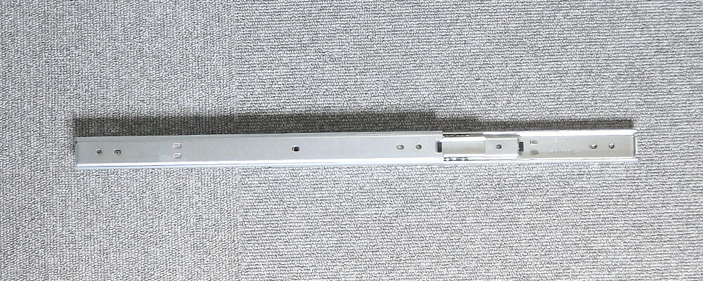 Accuride(アキュライド)製のスライドレール「C2731-30」です。 3段引き。光沢クロメート処理。 1本単位での販売となります。 【レール長さ】300mm 【移動距離】327mm 【材料】鋼 【耐荷重】353(N/ペア)、36(k...