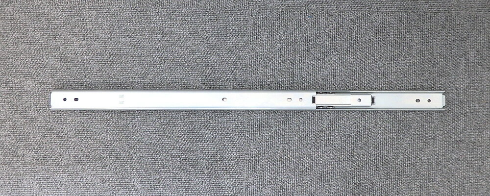 Accuride(アキュライド)製のスライドレール「C2731-35」です。 3段引き。光沢クロメート処理。 1本単位での販売となります。 【レール長さ】350mm 【移動距離】376mm 【材料】鋼 【耐荷重】333(N/ペア)、34(k...