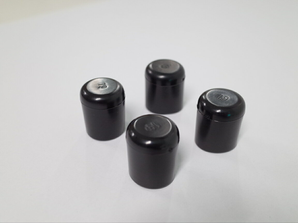 椅子や家具の脚に装着可能な黒のキャップになります。4個入りでの販売となります。底部の直径23ミリ全長28ミリ装着部分（内寸）直径19ミリ×長さ23ミリ椅子脚カバー黒のゴムキャップ19ミリ　4個入り 椅子や家具の脚に装着可能な黒のキャップにな...