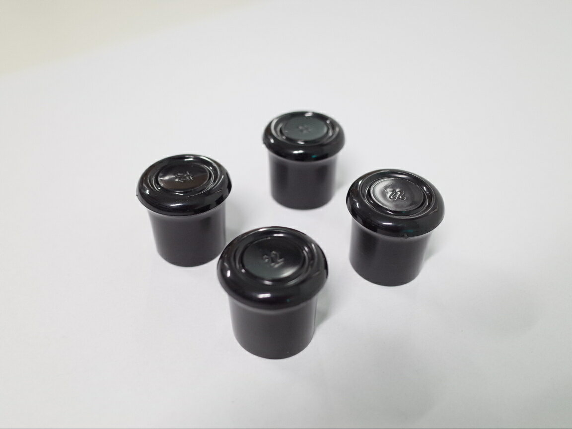 椅子や家具の脚に装着可能な黒のキャップになります。4個入りでの販売となります。底部の直径28ミリ全長28ミリ装着部分（内寸）直径22ミリ×長さ21ミリ椅子脚カバー黒のゴムキャップ22ミリ　4個入り 椅子や家具の脚に装着可能な黒のキャップにな...