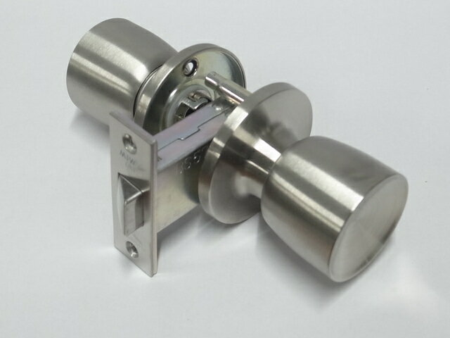 ミワロック補修用空錠 OMD-LS です。 昭和61年に廃止した公団向け内部間仕切り錠 OM-KJY の補修用錠前です。 シルバー色。 バックセットは57ミリ、戸厚は33ミリに対応。 D型握玉。 フロントプレート(扉の端のステンレスのプレー...