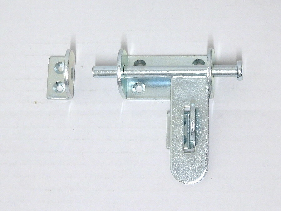 PLUS(プラス) ユニクロ横掛金 D-47です。 門扉、工場・倉庫・フェンス扉等の止め具としてご使用頂けます。 本体側が枠側よりも2mm低い納まりとなっております。 南京錠での施錠が可能です。 台座部分のサイズ：ヨコ62ミリ×タテ30ミリ...