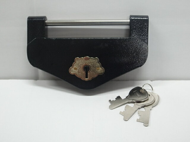 エイト倉庫錠特大サイズ(特1号)ブラック色です。幅172ミリ、全高105ミリ、厚み21ミリ、吊るの太さ9ミリです。内径(内部の空いている部分)は120ミリ×20ミリ子鍵は3本ついてます。